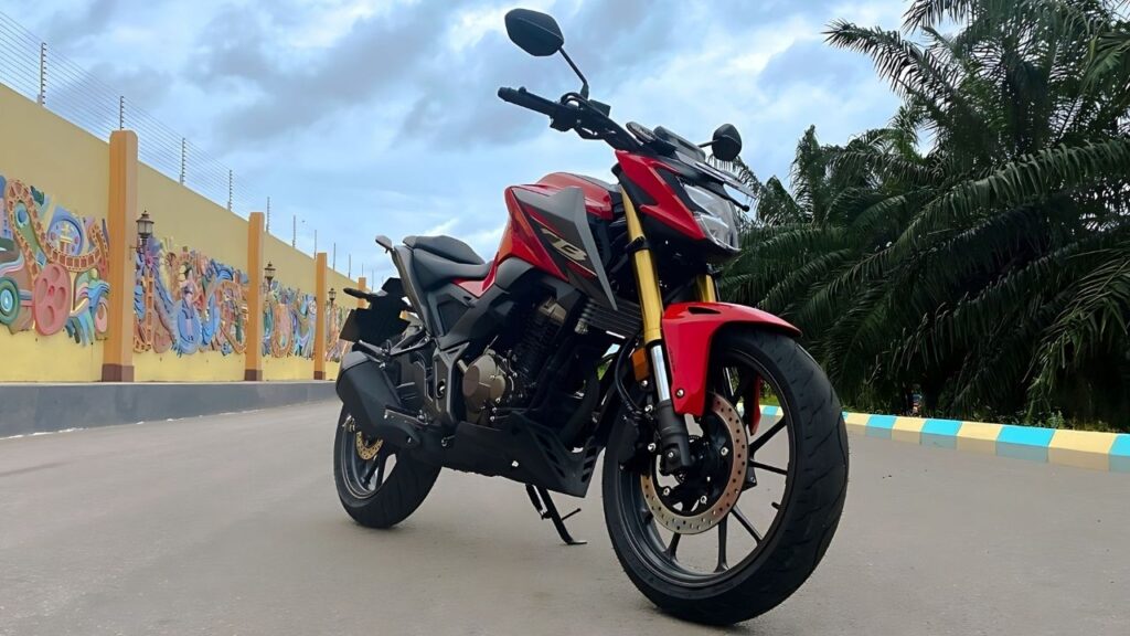 Unveiling Honda CB300F: Incredible Mileage at an Unbeatable Price!